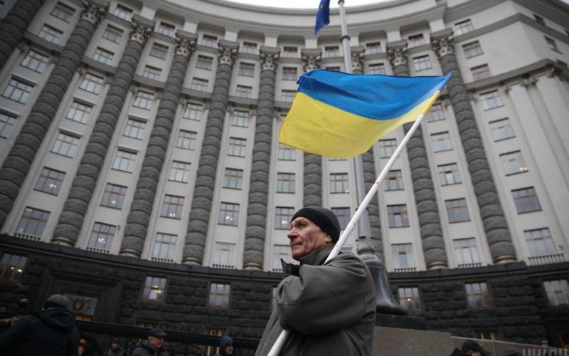 Допомога малозабезпеченим родинам Кабмін розширив перелік тих хто може отримати гроші Читайте